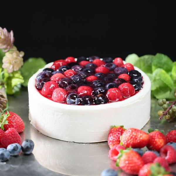 自家農園産有機ブルーベリーとラズベリーを飾った豪華なブルーベリーチーズケーキ（5号）。外にも内にもずっしり、ベリーが詰まっております。添加物を一切不使用。お子様にも安心して召し上がっていただけます。- 内容量：800g- サイズ：輸送箱：2...