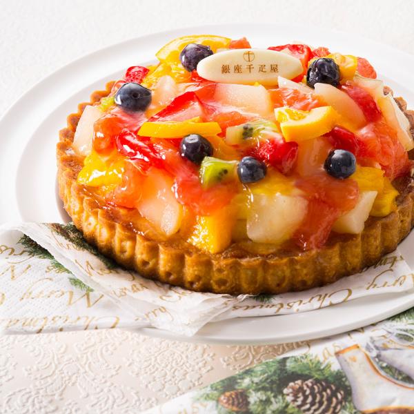 サクッとしたタルト生地とアーモンドプードルで焼き上げた生地にカスタード風味のクリームと色とりどりのフルーツをふんだんにトッピングしました。◎ご用途に合わせてのしをお付けいたします。ご注文時にご指定ください。※のしは「短冊のし」をご用意してお...