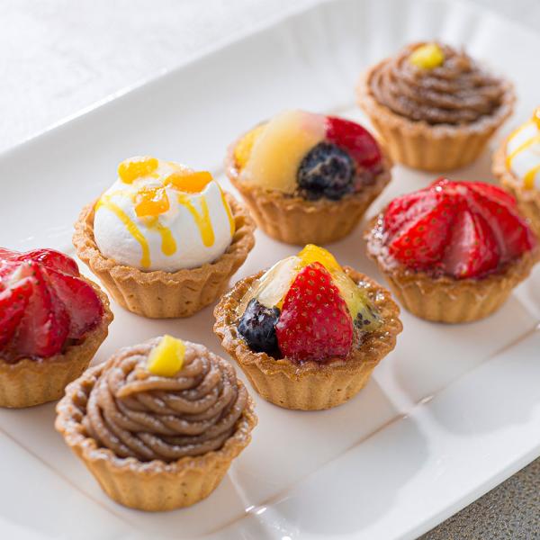 手のひらサイズのタルトに甘さ控えめのクリームやムース、色とりどりのフルーツを飾った銀座千疋屋オリジナルのフルーツタルト詰合せです。◎ご用途に合わせてのしをお付けいたします。ご注文時にご指定ください。※のしは「短冊のし」をご用意しております。...