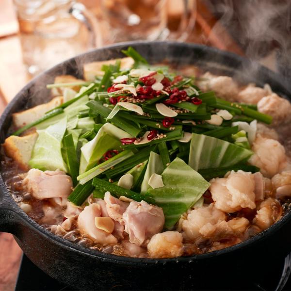 博多が全国に誇るスタミナ食の代表「もつ鍋」は新鮮な「もつ」とスープが決め手です。「水たき料亭 博多華味鳥」流にアレンジを加え、九州産「華味鳥」のハラミと牛小腸を組み合わせたオリジナルのもつ鍋セットを作りました。プリップリの牛小腸と鶏の中で少...