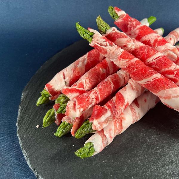 佐賀県の天山からのミネラルが豊富な伏流水と豊かな大地に育まれたアスパラガスを、赤身と脂身の程よいバランスの国産豚バラ肉で丁寧に包みました。歯ごたえと柔らかさ、そして旨味のバランスの良い逸品は、お弁当のおかずやお酒のつまみにもぴったりです。-...