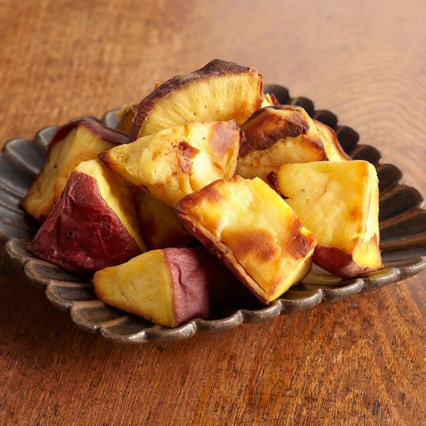 さつまいもの人気品種であるシルクスイートを使用し、2週間キュアリングさせ（寝かせ）焼き芋にして冷凍しました。自然解凍でそのままお召し上がりいただけます。お好みで半解凍の状態や、少し電子レンジなどで温めるのもおすすめです。- 内容量：150g...