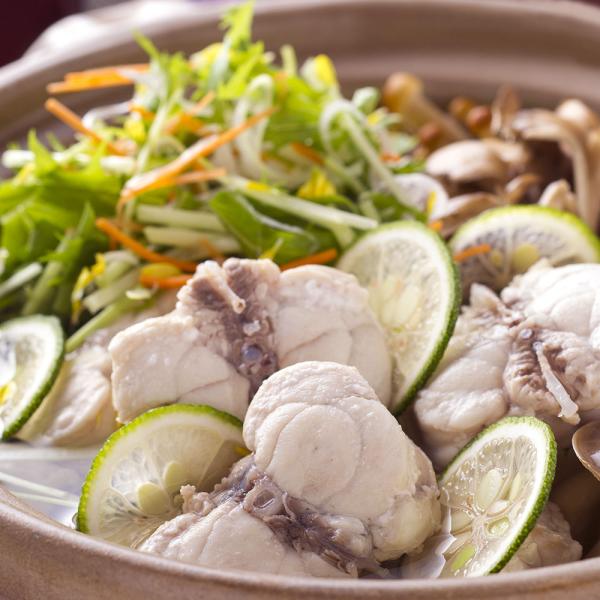 国産、天然物のフグの切身をぶつ切りにしたボリューム重視のセットになります。付属の特性鍋スープの素を使用したふぐちり鍋(寄せ鍋)がオススメです。プリッとした白身の食感、フグの上品な旨みが鍋全体を美味しくします。唐揚げ粉や天ぷら粉を付けて、揚げ...