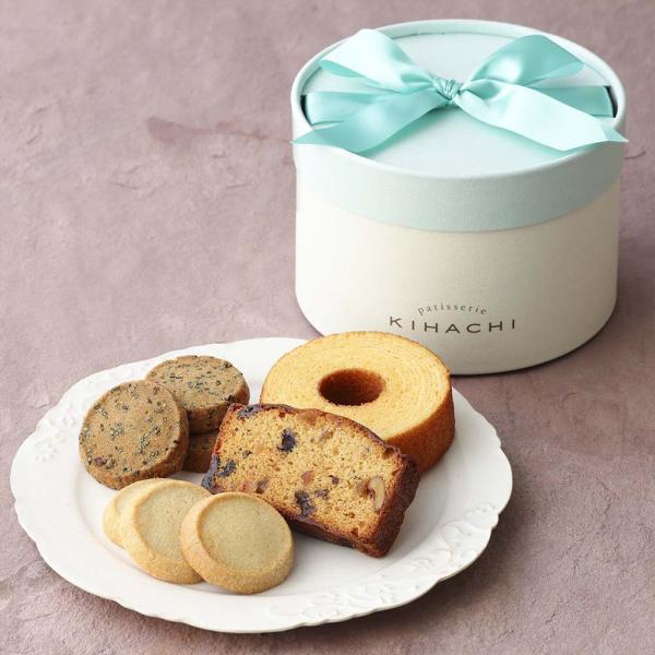 洋酒の芳醇な香りが引き立つフルーツケーキやしっとりとした口あたりのバームクーヘン、ほろほろ崩れる口どけのクッキー、黒ゴマがアクセントになったクッキーなど、patisserie KIHACHIの人気焼菓子。小麦粉、バター、卵などの基本素材の持...