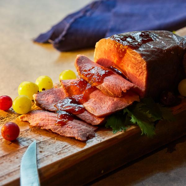 じっくりと低温調理で仕上げた、赤身のモモ肉を使用した本格派「ローストビーフ」です。モモ肉の旨味を真空調理でギュッと閉じ込め、しっとり柔らかな食感を実現しました。ローストビーフの旨みを引き立てる特製ソース付き。