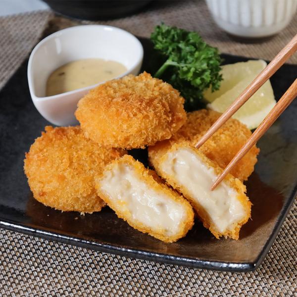 広島県産かきの旨味を濃縮した濃厚クリームをサクサク衣で包みました。サクッと香ばしい衣ととろ〜り溢れるクリームは相性抜群です。お酒のおともに、ご飯の主役に大活躍。