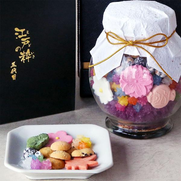 銀座と言う街に挑む、若き獅子五代目の襲名時の心意気と創業明治23年からつづく銀座菊廼舎（きくのや）のすべてを表現。結わえられた紐を解き、金箔を施した漆黒の塗箱をひらくとあらわれる、丸いガラス瓶にきゅっと収められた華やかな日本の四季。お菓子の...