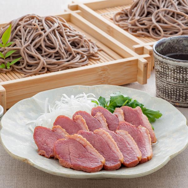 京都の日本料理店「糸源」が監修する夏の味覚「冷やし鴨せいろ」です。スライスしてある調理済みの鴨肉と五割そばを、鴨だしが香るつけ汁で。お好みで山椒をかけてお楽しみください。【配送に関する注意事項】※こちらの商品は「6/18〜6/20」お届け限...
