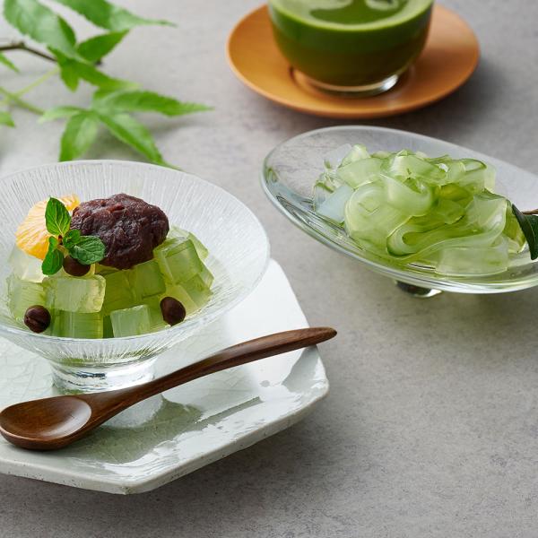 宇治の茶游堂が手がける「お茶屋のあんみつ」と「抹茶くずきり」の詰合せ。石臼挽き抹茶の香りと旨味を生かし、寒天や北海道産小豆の粒餡、特製抹茶蜜で上品に仕立てました。常温保存ができ、贈り物にも喜ばれる宇治のお茶屋ならではの甘味です。