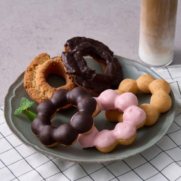 外はサクッと中はしっとりのオールドファッションと、もちもち食感が魅力のクリンクルドーナツを詰め合わせ。チョコレートやいちごの豊かな風味が楽しめる、贈り物にふさわしいバラエティ豊かなセットです。