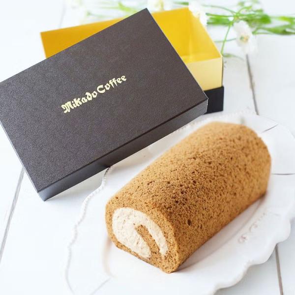 ミカド珈琲・軽井沢旧道店のハウスブレンドコーヒー「旧軽通り」を生地に使用したロールケーキ。「旧軽通り」は香りが引き立つように、モカロールケーキ用の特別な焙煎度合いで丁寧にロースト。