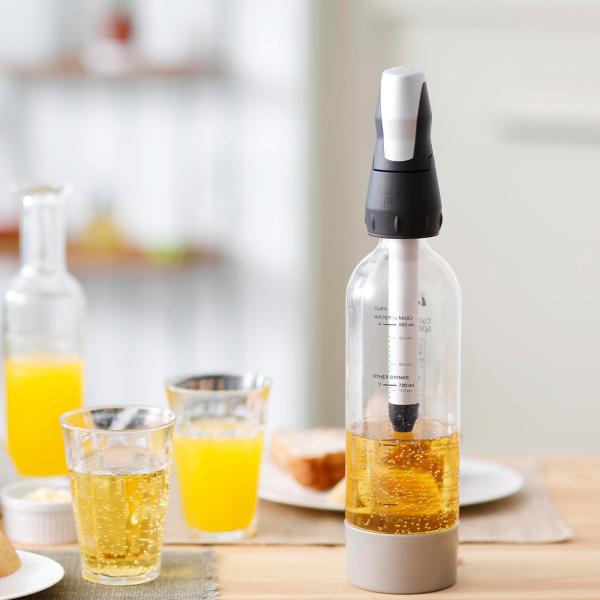 水やジュース、アルコール飲料などを炭酸飲料にすることができます。ウィーン発、オーストリアの厳しい品質基準をクリアした安心・安全の信頼性の高い製品です。生ジュースもそのままスパークリング。- 同梱物：本体、ノズル1個、ボトル1個、炭酸カートリ...