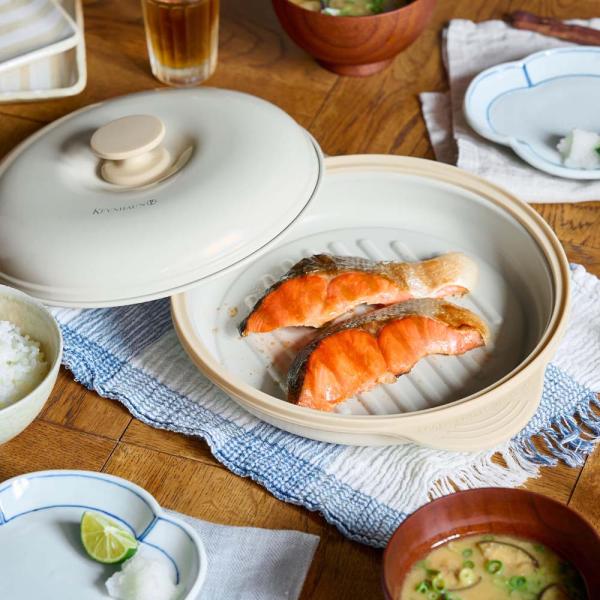 電子レンジなのに焼き目がつく、話題のレンジパン。 片付けが面倒な焼き魚もレンジでチンするだけ。電子レンジで直火のように「焼く」調理ができます。魚や肉を入れてレンチンしておけば、ほったらかしでおいしいグリル料理を作ることが可能。蓋を開けた瞬間...