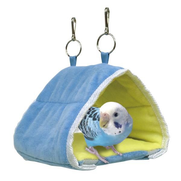 鳥たちの寝床三角ハウス本体サイズ(mm)：約W140×D150×H130かわいいインコカラーの布製ハウスです。フカフカで気持ちの良い肌触り、鳥たちにくつろぎ空間として！※別売の「ほっととり暖 寄りそいヒーター」と組み合わせて使用できます。メ...
