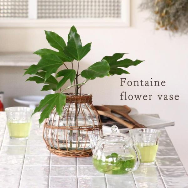 ●FONTAINE かご編みガラスフラワーベース ラウンド●職人の技術が詰まった、熟練の職人にしか作り出せないアイテム。●ガラスの形状にぴったり合わせて柳のカゴを編み込んだフラワーベースです。●柳の温かみが感じられ、ナチュラルテイストのイン...