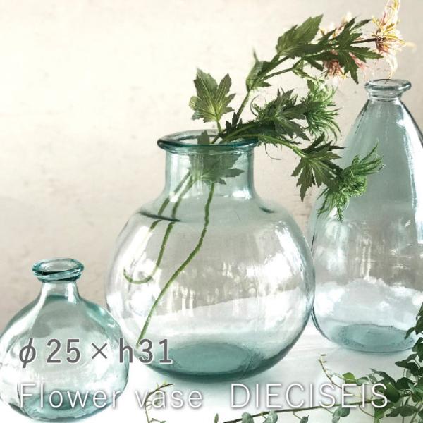 ●VALENCIA リサイクルガラス フラワーベース DIECISEIS●スペインバレンシア地方の工房で職人の手によって作られた、100％リサイクルガラスのフラワーベース。●ぽってりとした質感とアンティークの風合いが魅力的です。●置くだけで...