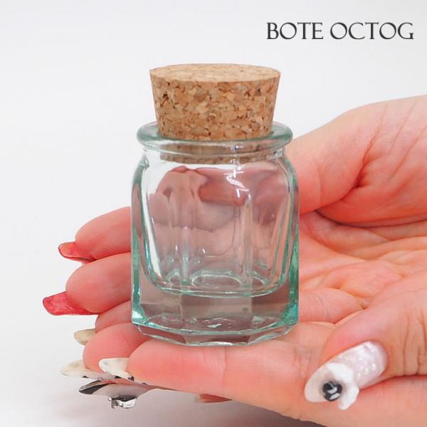 ●スペインリサイクルガラス Seed storage BOTE OCTOG●100%リサイクルガラスを使用したバレンシア地方の職人による手作り、ストーリー性のある素材を使っています。●少し緑がかった青とガラスの厚みが高級感を演出。コルク栓が...