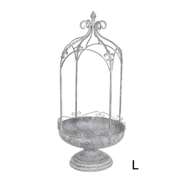 ●シャビープラントスタンドL●アンティーク調のおしゃれなフラワースタンドです。●鉢花や観葉植物、オブジェなどを飾るのにぴったり！花を高めに配置することで、視線を引きつけ、美しいガーデンスペースを演出できます。●全体に錆風のペイントを施したデ...