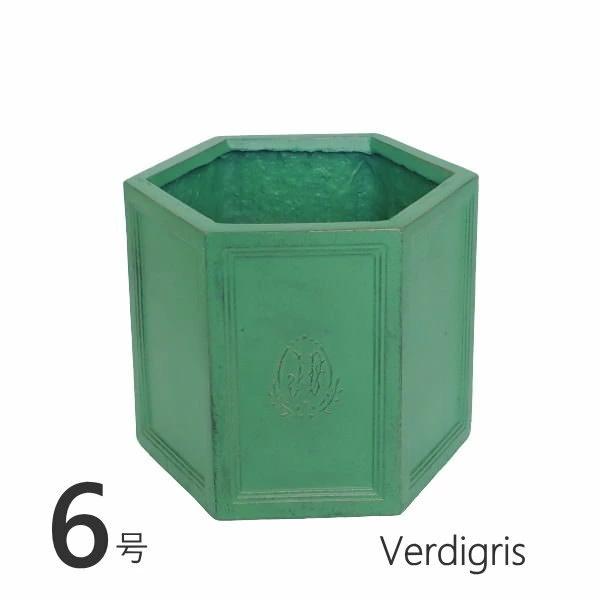 ●ヘキサゴンポット6号 Verdigris●ガーデンをおしゃれに演出する六角形のポットです。植物の寄せ植えや鉢カバーにぴったり！●陶器鉢の様な風合いを持っていますがファイバーセメント製なので、陶器鉢よりも軽量で強度があります。●長く使い込ん...