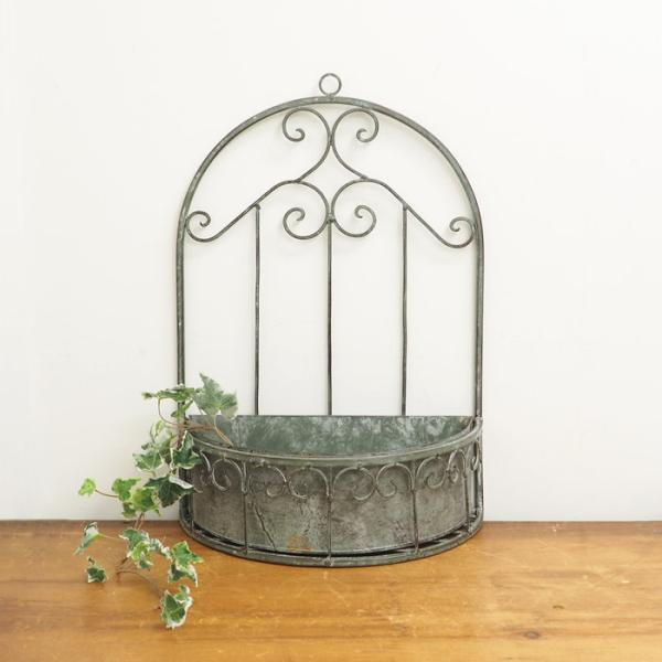 ●シャビーウォールラウンドプランター●ガーデンをおしゃれに演出する壁掛けプランターです。植物の寄せ植えや鉢カバーにぴったり！●プランターは取り外せるので植え替えやお手入れもしやすく便利です。●シャビーシックな雰囲気がおしゃれで、そのまま置い...