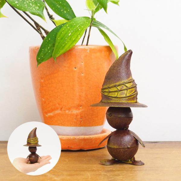 ●リーフエルフ●お部屋やガーデンをおしゃれに演出するブリキオブジェです。●手のひらサイズの小さな妖精は、お花やグリーンなど植物と相性抜群！プランターにちょこんと置いたり、ほかのブリキアイテムと一緒に飾るのがおすすめです。●ブリキの工芸品は職...