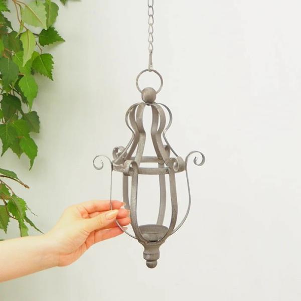 ●ハングミニキャンドルホルダー●アンティーク調のおしゃれなキャンドルホルダーです。小さめのサイズ感が可愛く、チェーンフック付きなのでさまざまな場所で吊り下げて使用できます。●インテリアやガーデンのオブジェとして飾ったり、エアプランツや小さな...