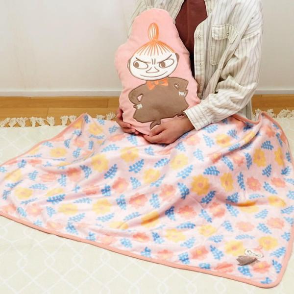 ●MOOMIN ブランケット イン クッション フラワー●キャラクター型のクッションとブランケットのセットです。思わずぎゅっと抱きしめたくなるリトルミイのかわいいクッションにあったかブランケットが入っています。●クッションはもっちりしたマシ...