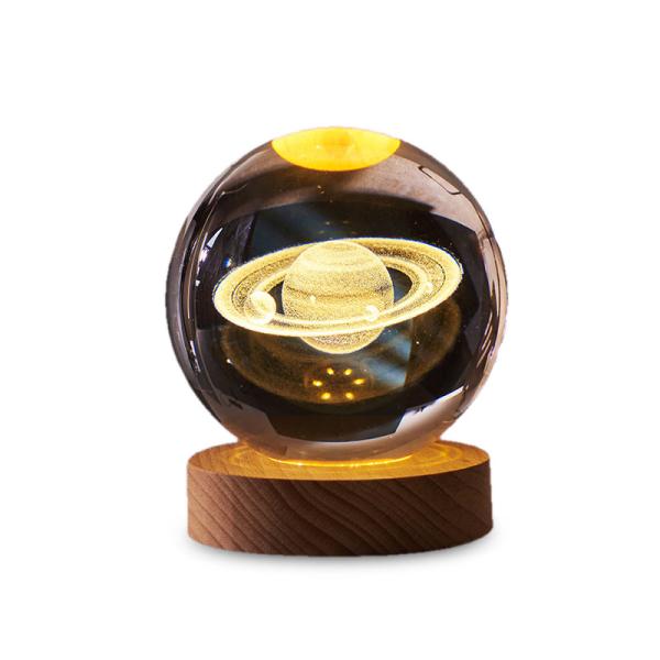 クリスタルボールの中で惑星の彫刻が輝くイルミネーション■仕様・光源：LED（電球色）・サイズ：約8×8×9.5cm・重さ：約710g・ボール径：約8cm・接続端子：USB-A・入力：5V/500mA・消費電力：約1.5W・ケーブル：約1m■...