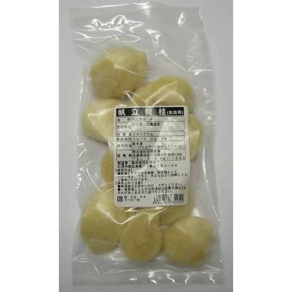 北海道産帆立貝の割れ品です。見た目が欠けているだけで味は甘みがあります。解凍してそのまま刺身、和え物用に。バター焼き、フライ、天ぷらなどに加熱用としてもご使用いただけます。原材料：帆立貝（北海道産）　内容量：200g　販売者：日岡商事