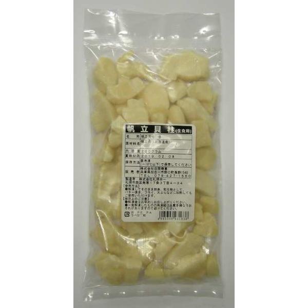 北海道産帆立貝の割れ品です。見た目が欠けているだけで味は甘みがあります。解凍してそのまま刺身、和え物用に。バター焼き、フライ、天ぷらなどに加熱用としてもご使用いただけます。原材料：帆立貝（北海道産）　内容量：200g　販売者：日岡商事