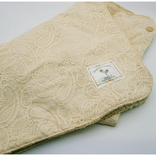 ブランケット　ひざ掛け　　冬の必須アイテムリラックスタイムやお仕事中、車内での移動中など防寒対策　持ち運びに便利お昼寝、読書中にあたっか。季節の変わり目のエアコン対策に70×90cm　ポリエステル　中国　ループとボタンがついてるので肩掛けと...