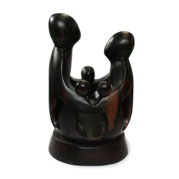 ●商品説明東南アジアやアフリカの一部地域に生息する高級天然木「黒檀」を使用したワインボトルホルダーとなります。加工が困難なほど硬く思い黒檀を一点一点手彫りで制作しております。●サイズ本体:約 幅18x奥行19x高さ31cm ●材質黒檀●こち...
