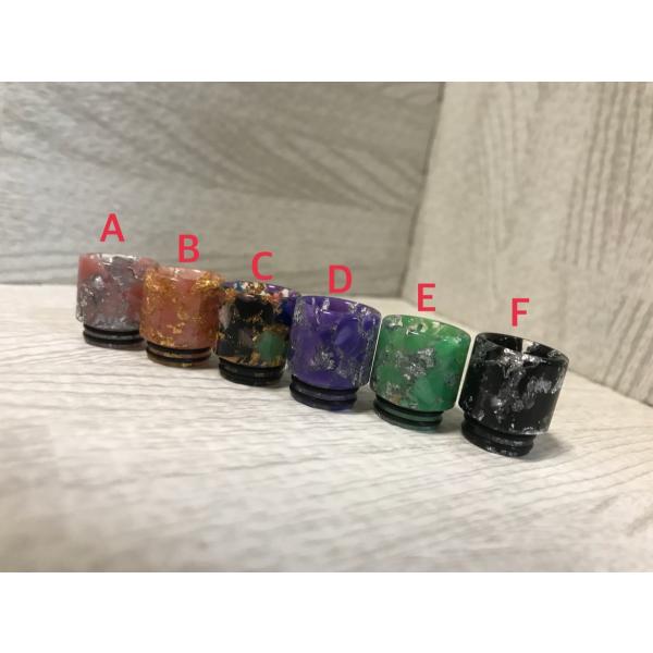 810規格のドリップチップです。プラスチック製ですが、見た目はゴージャス感があります。使用する機種により、緩かったりきつかったりする場合がございます。また、全く同じデザインはないので画像と異なる場合がございますのでご了承下さい。こちらの商品...