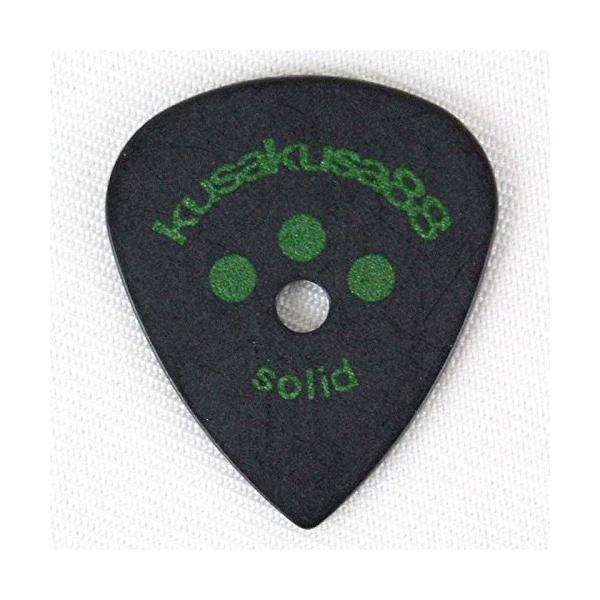 ク自体に穴を空け指先を固定、サンドグリップ印刷で指に吸い付く範囲をコントロール、2種類の違った滑り止め効果を複合させた新しいタイプのピックです。ピックの握り方、持つ位置、反らせる力の入れ具合、弦に当てる角度深さ早さなど・・・人それぞれ全く違...