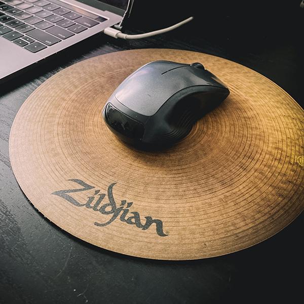 Zildjian Cymbal Mouse Padは滑らかな天面にリアルなシンバルのデザインが施され裏面には横滑りしにくいパッドが付いています。滑らかな表面は優れた操作性とスムーズな滑りを提供し9インチの大きな直径はマウスを自由に動かすのに...