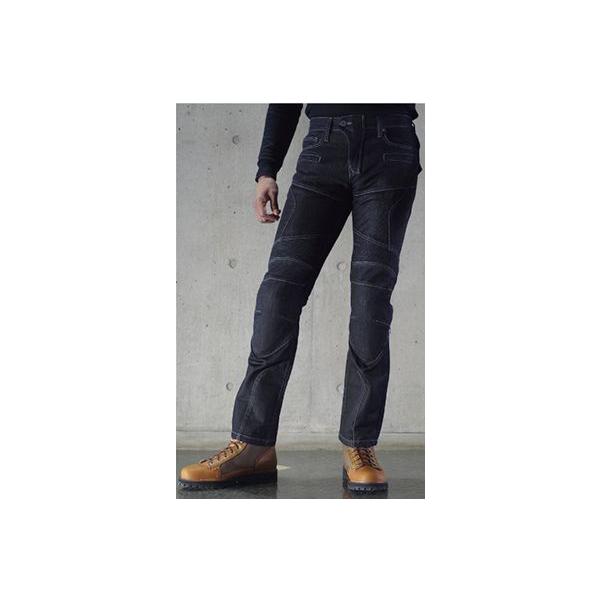 メッシュとストレッチデニムのコンビネーションで通気性に優れるジーンズ！