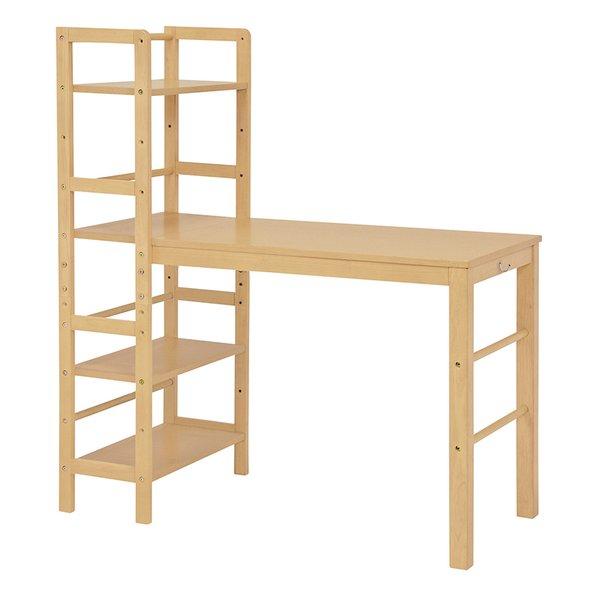 天然木を使用したデスク。ラックは可動棚なので書類に合わせて高さを変えられます。