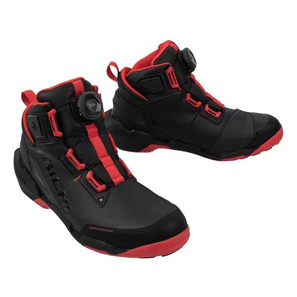 存在感のあるソール形状が特徴的な、スポーティーにもカジュアルにも合わせやすい防水ライディングシューズ。