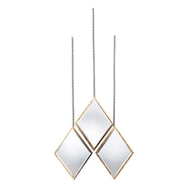 壁掛けタイプのおしゃれなミラー。お部屋を広く見せられる効果も期待できます。