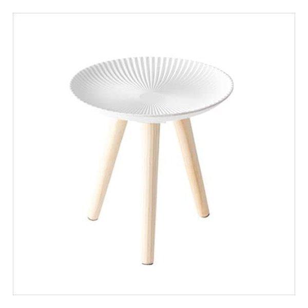 天板の模様が美しいトレーテーブル。サイドテーブルや小物置きなど、さまざまなシーンで使えます。