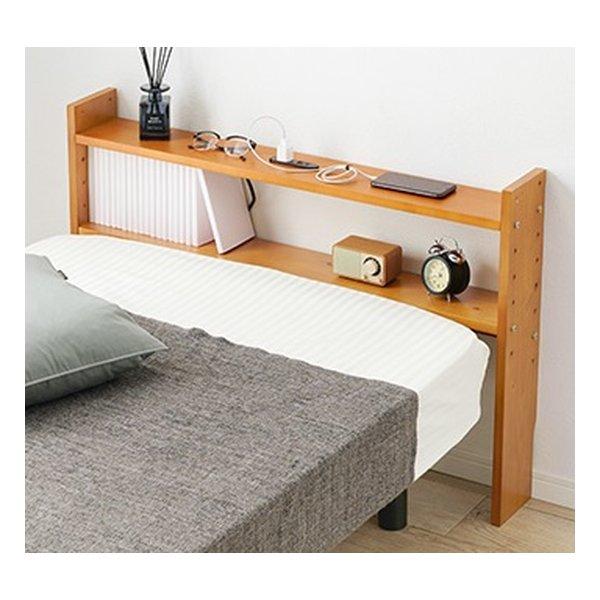 ベッドの枕側やサイドに置ける薄型収納棚板の高さが変えられ、コンセント付きなので便利