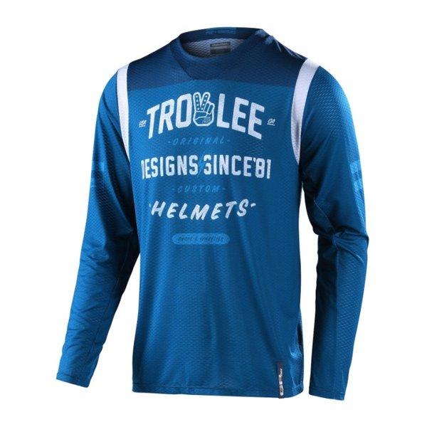 ポリエステルメッシュを使用し、軽量で高い通気性を確保