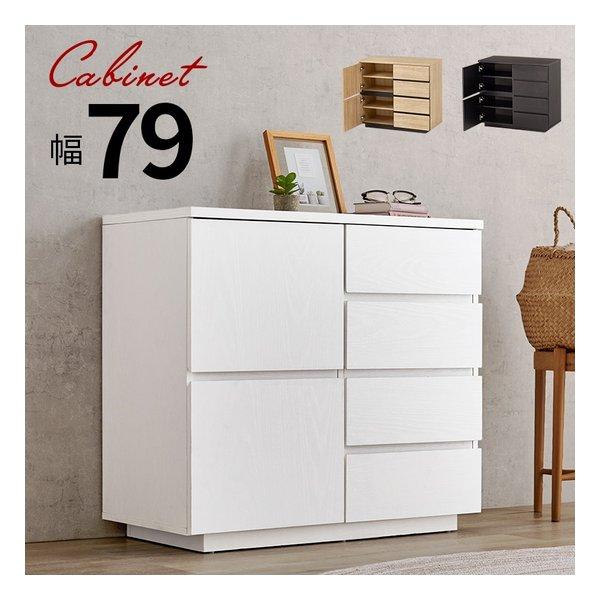 木目調デザインのシンプルなキャビネットで、生活感の出るものをひとまとめに収納できます。