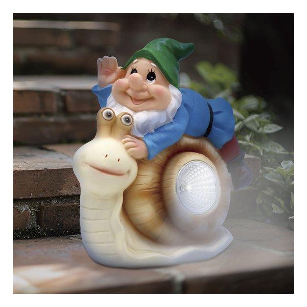 夜間にお庭や通路をやさしく照らす、ソーラー充電式のガーデンライトです。