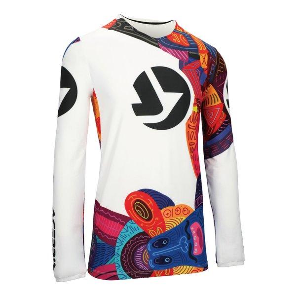 アチェルビスのスリムフィットモデルジャージ