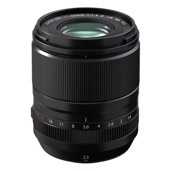 広角23mm（35mm判換算:35mm相当）の焦点距離を持つ大口径単焦点レンズ