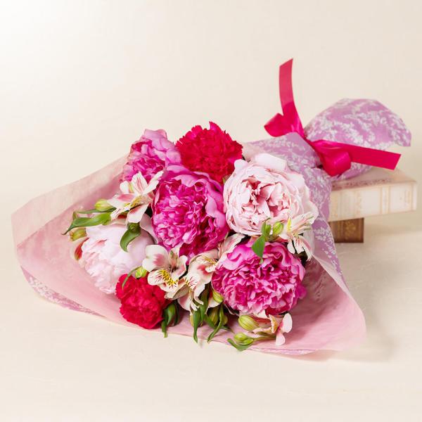 毎年大人気！美人花「芍薬」の花束「立てば芍薬」と言われる通り、美人の代名詞である芍薬をメインにまとめた花束です。 2類の芍薬にカーネーション、アルストロメリアなどを合わせました。 芍薬は、幾重にも重なる花びらがあでやかでありながら、柔らかさ...