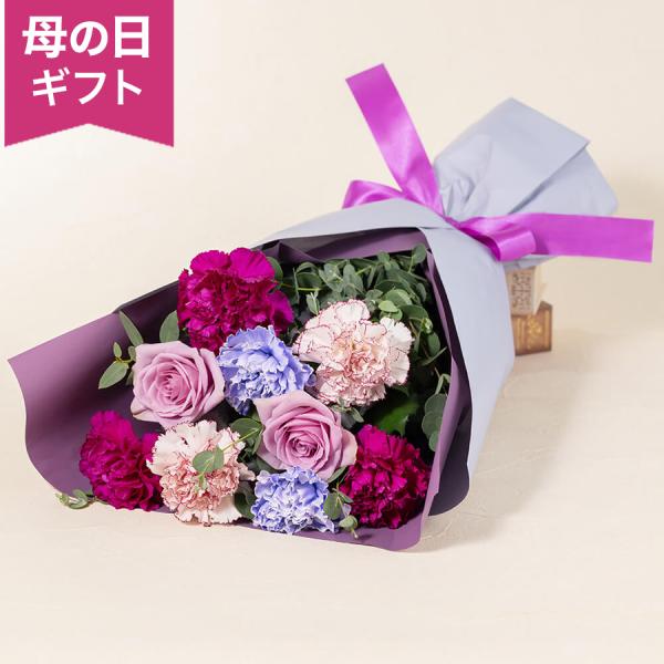 濃淡の紫があでやかに花開くエレガントブーケ気品溢れる紫色のバラや主役のカーネーションを合わせたエレガントな花束です。 ラベンダー色に染めたカーネーションが、特別感のある贈り物としてオススメです。 花々に添えたシルバーグリーンのユーカリがお洒...