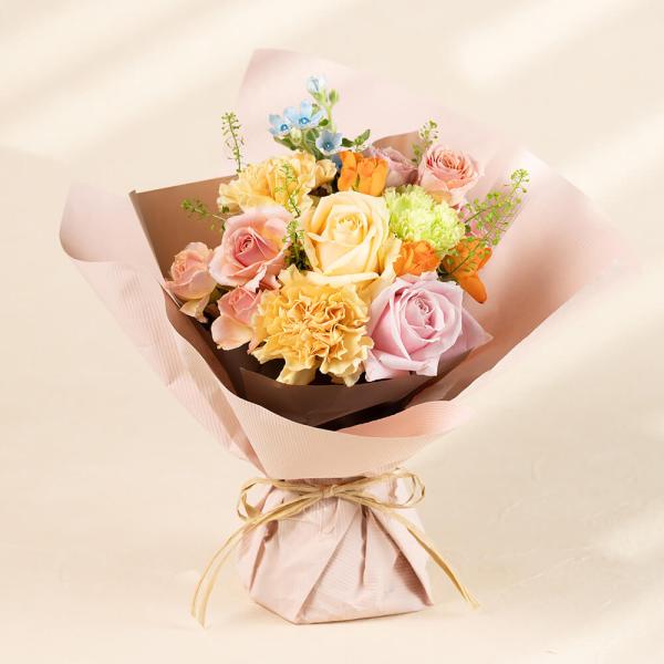 優しい花々でお母さんに穏やかな時間をプレゼント陽射しの降り注ぐ庭から摘んできたような優しい色合いの花々を贅沢に合わせた温かみのあるステンディングブーケです。 可愛らしく咲き誇る淡いピンクとアプリコット色のバラにカーネーション、ブルースター、...