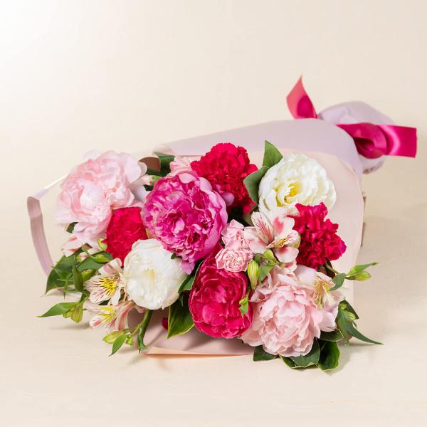特別な日にふさわしい豪華な「芍薬」の花束毎年、大人気の芍薬の花束を沢山満喫して頂く為に、大きなサイズが登場。 「立てば芍薬」といわれるとおり、美人の代名詞である芍薬をメインにまとめた花束です。 3種類の芍薬にカーネーション、アルストロメリア...